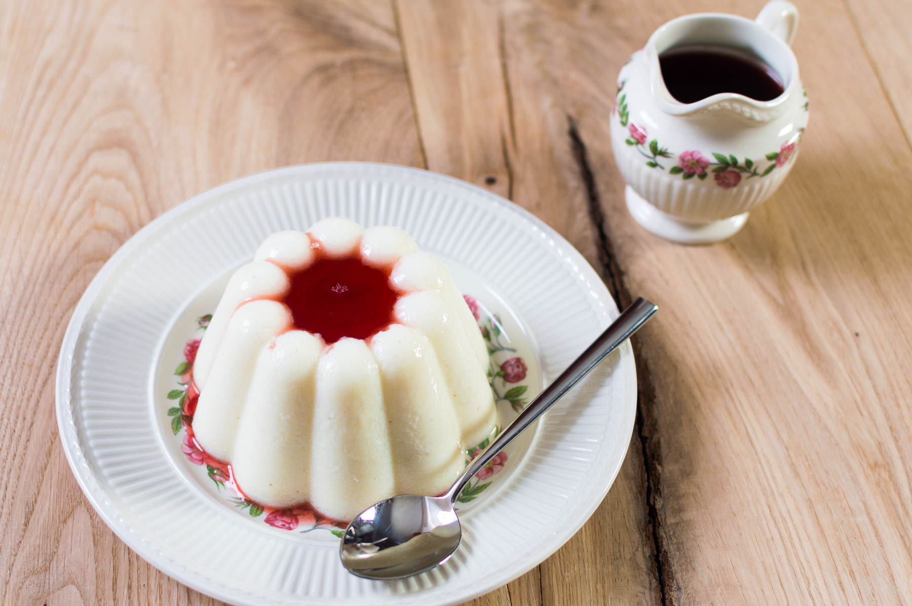 Griesmeelpudding met bessensap - De Wereld op je Bord